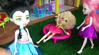 Играем с куклами Enchantimals в мяч и батут Мультик для детей