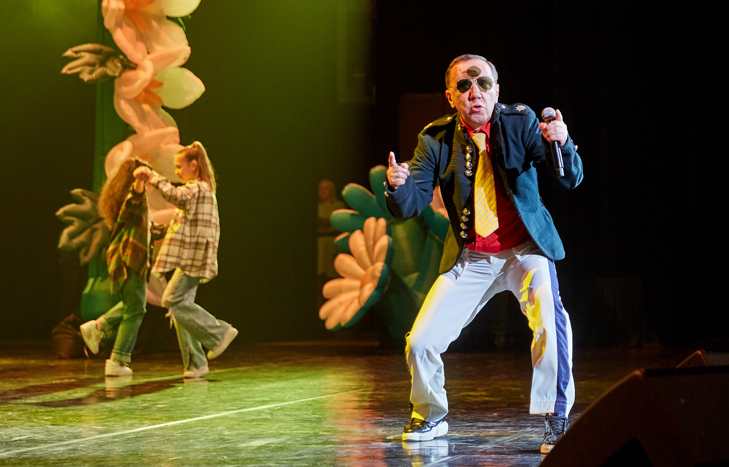 "Модные полоски" -спектакль «Осторожно-улица!», стихи Елены Лемеховой, композитор Михаил Гребенщиков