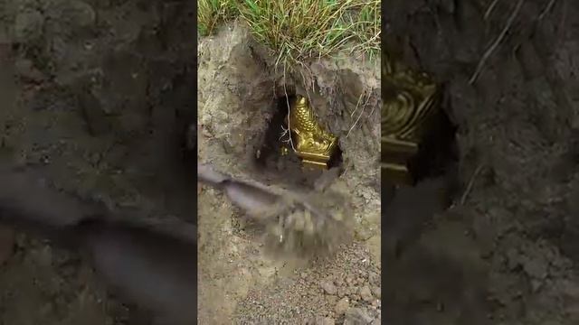 Так волнительно случайно обнаружить удивительное сокровище под высохшим руслом реки.