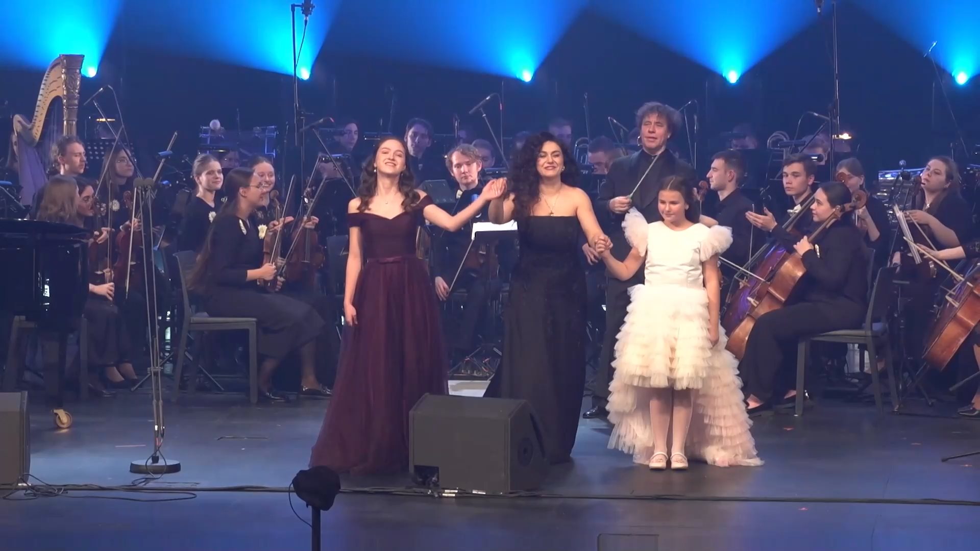 "Поцелуй", А. Аглатова, А. Чуйкова, В. Парий. “Kiss”, A. Aglatova, A. Chuikova, V. Pariy.