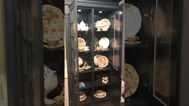 Витрина с распашными дверками.mp4