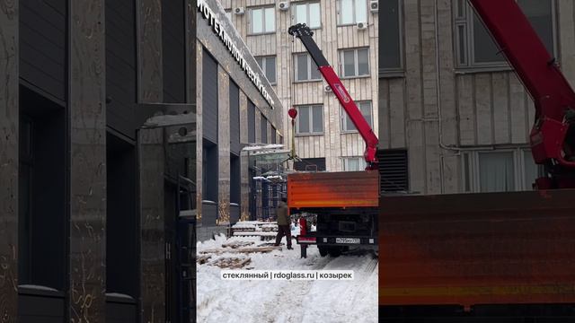 Установка стеклянного козырька с помощью манипулятора