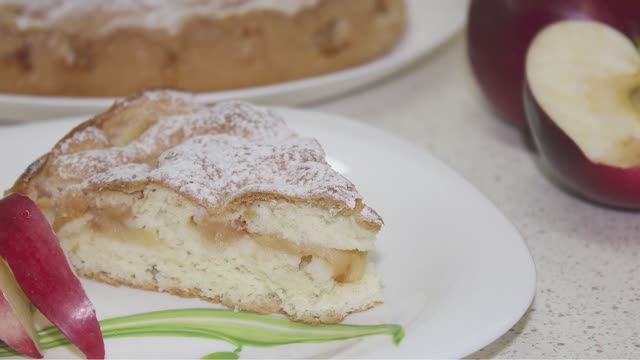 Шарлотка с яблоками - простой рецепт.  Яблочный пирог, который тает во рту.