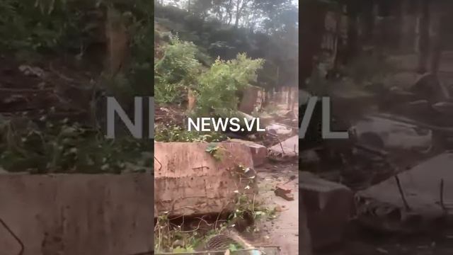 Огромная стена обвалилась прямо на машины