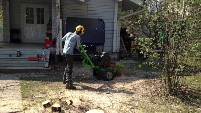 Удаление пней деревьев фрезой-измельчителем (пнедробилкой)