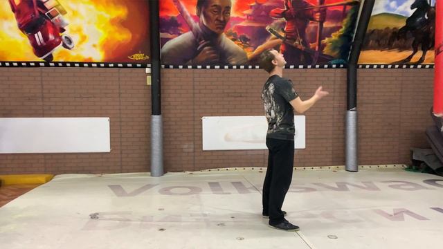 Бросаем мяч через себя, слушаем и ловим с кувырком