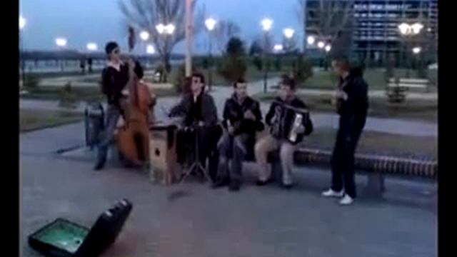 Сельские резиденты - парни отжигают