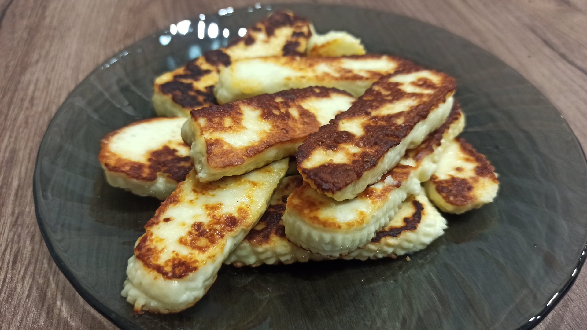 ПРОСТОЙ РЕЦЕПТ ЖАРЕНОГО сыра ХАЛУМИ в ДОМАШНИХ условиях. МАМА! Я нашел идеальный сыр для сырников!