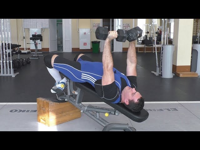 Жим гантелями лёжа под углом вниз: техника и нюансы