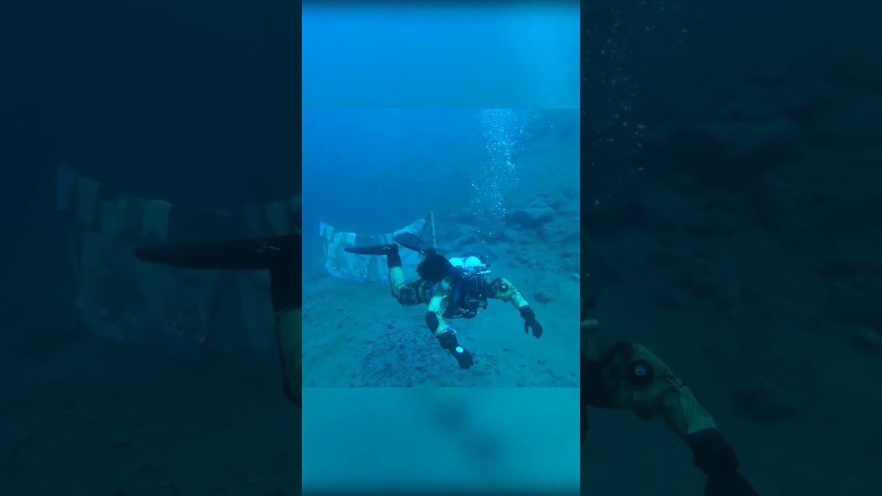 Идеальная плавучесть играя в шашки под водой