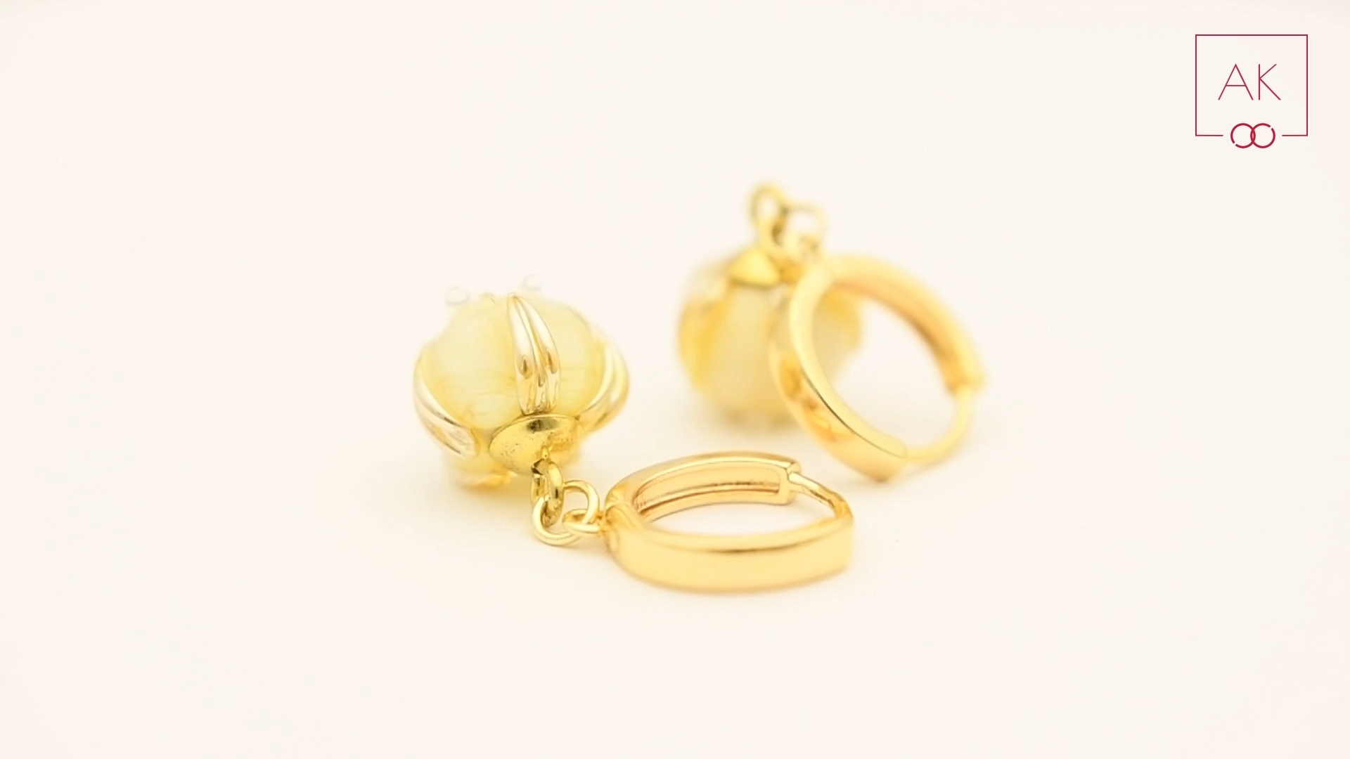 Позолоченные серьги конго Вита ручной работы с кремовым цветком