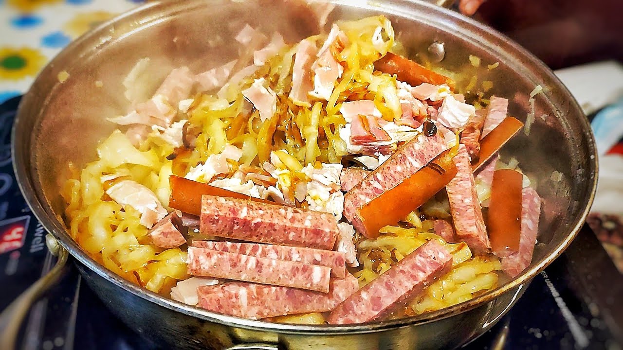 Простой рецепт жареной капусты с копченостями.