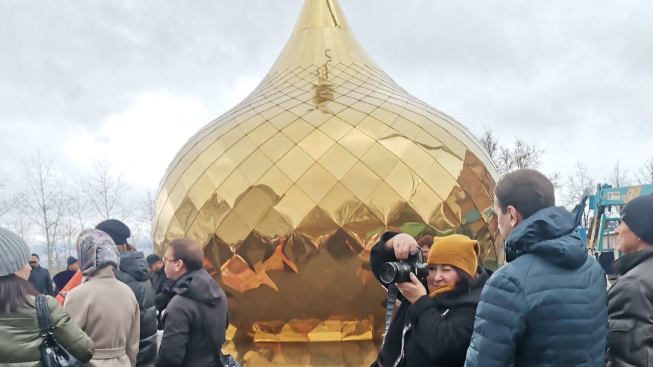 Сегодня установили купол на храм Петра и Павла. Холодно, но радостно!