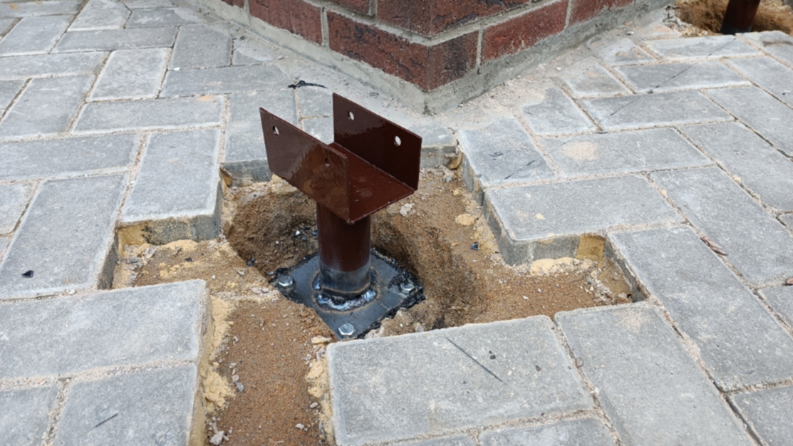 Опора крепления навеса