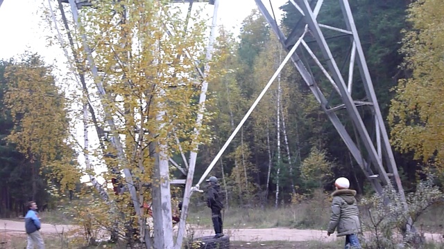 баловство детей на качелях на высоковольтной линии электроопоры				