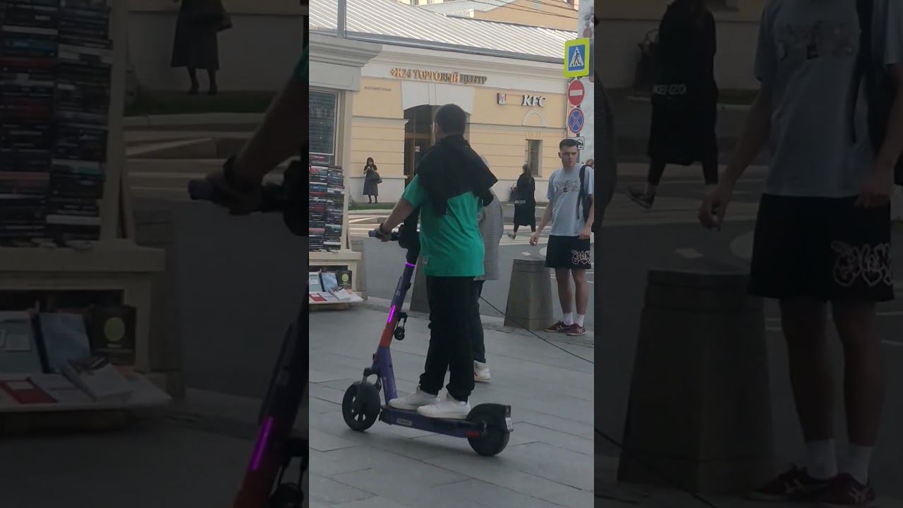 2023.06.08 Москва. Музыка в метро. У станции метро Фрунзенская