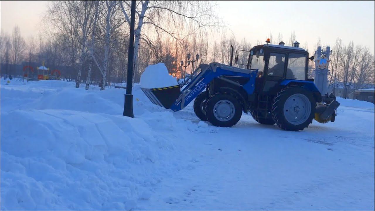 Трактор на уборке снега в городе