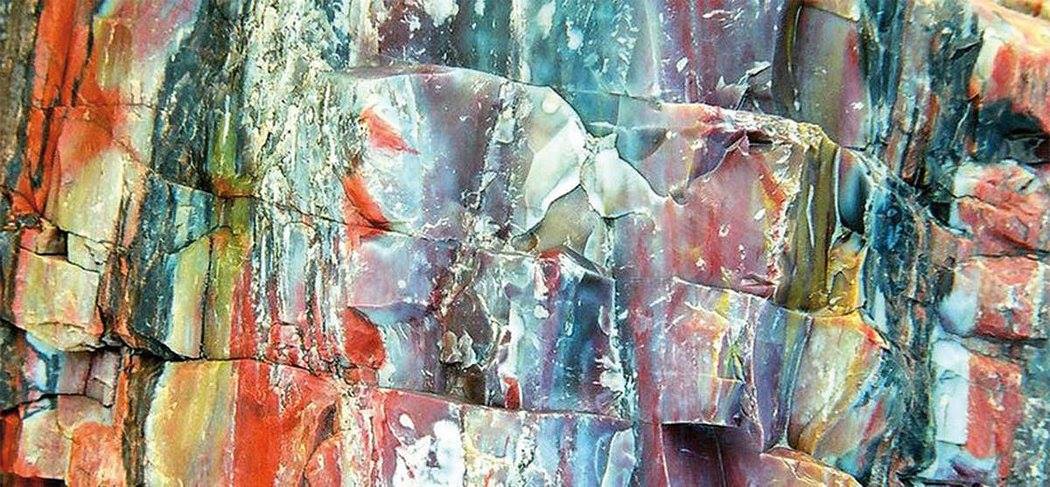 Мебель из окаменелого дерева.