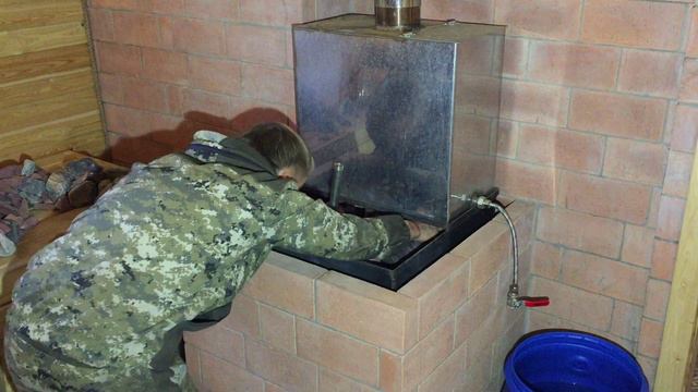 Легкий пар в парной. Крышка на открытую каменку