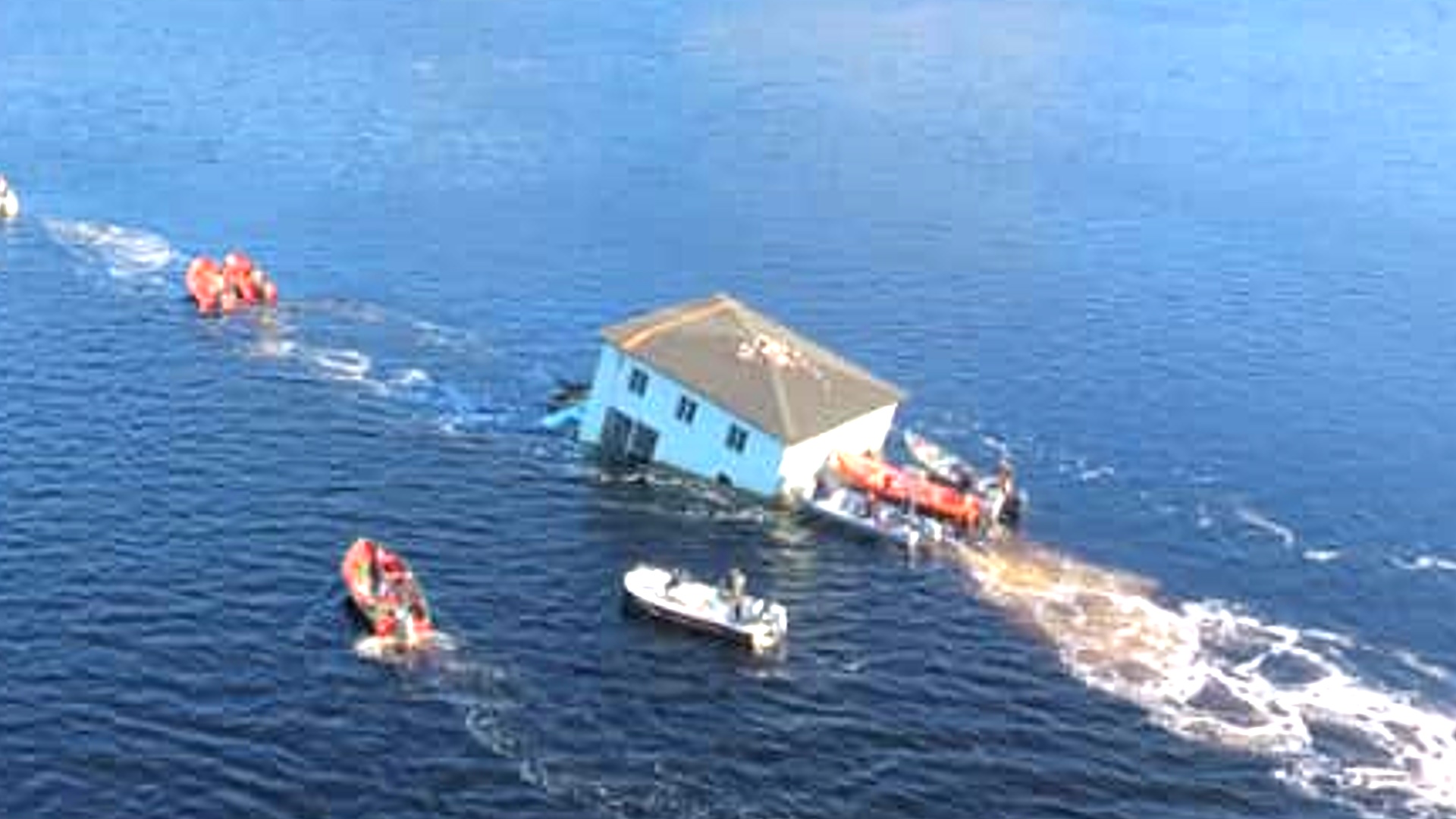 В Канаде перевезли дом по воде на бочках.mp4