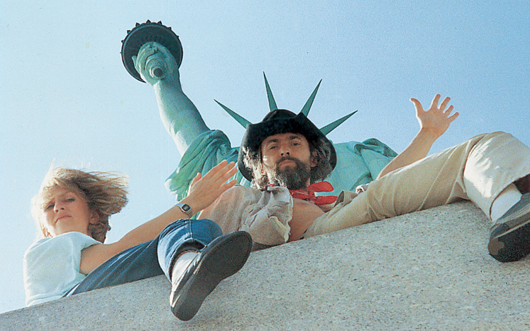 Перформанс "Подарок американскому народу". Валера и Наташа Черкашины. Нью-Йорк 1994.