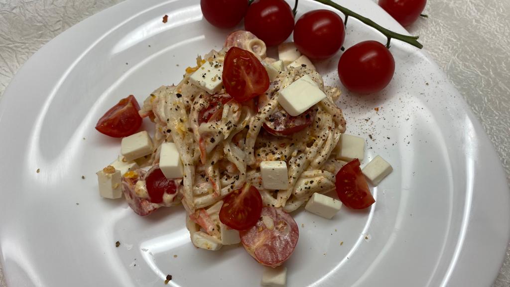 Этот салат - шедевр из простых продуктов! Салат с крабовыми палочками и Фетаксой.