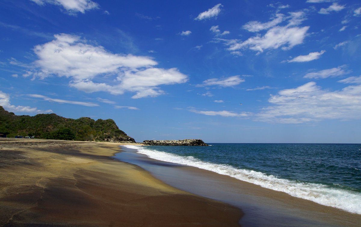 Пустынный пляж и тишина