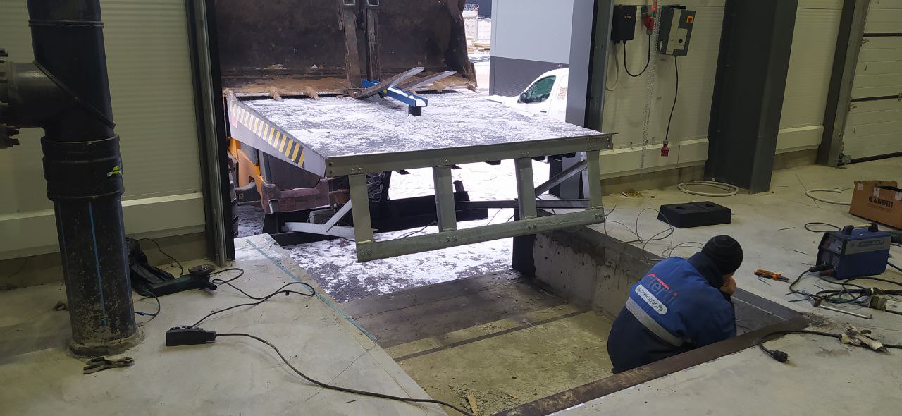 Сотрудники МЛС смонтировали партию доклевеллеров с поворотной аппарелью Stertil