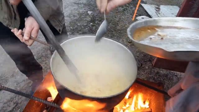 ОТец приготовил еду на костре и накормил голодных людей!