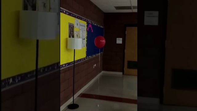 Паранормальная активность в школе. Шар движется сам