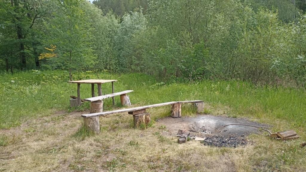 Туристическая стоянка на берегу реки Ирень в Кунгурском районе Пермского края России