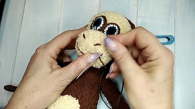 Вышиваем мордочку и брови вязаной игрушке обезьяне.mp4