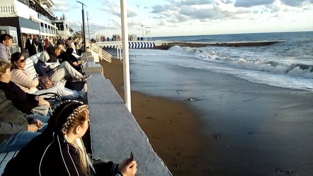 Сочи. Шторм в центре города.  Зрители.