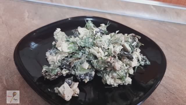 Салат из курицы с черносливом