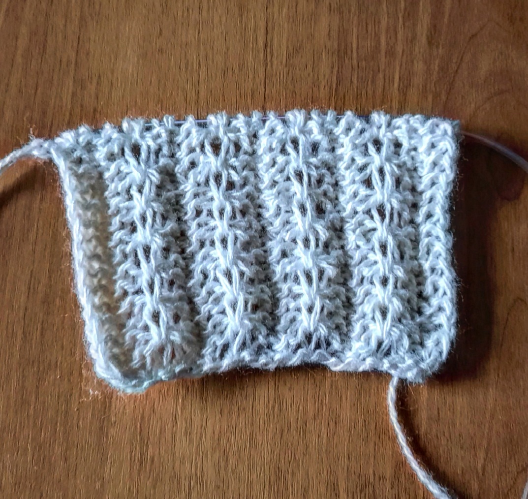 Граненая резинка с длинными петлями спицами.