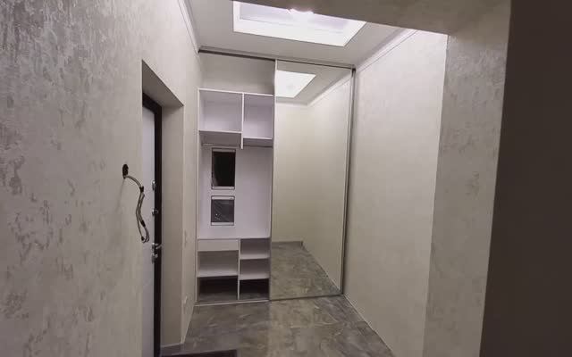 Встроенный шкаф-купе белого цвета в прихожую | Две зеркальные двери-купе с тонкой ручкой цвета хром