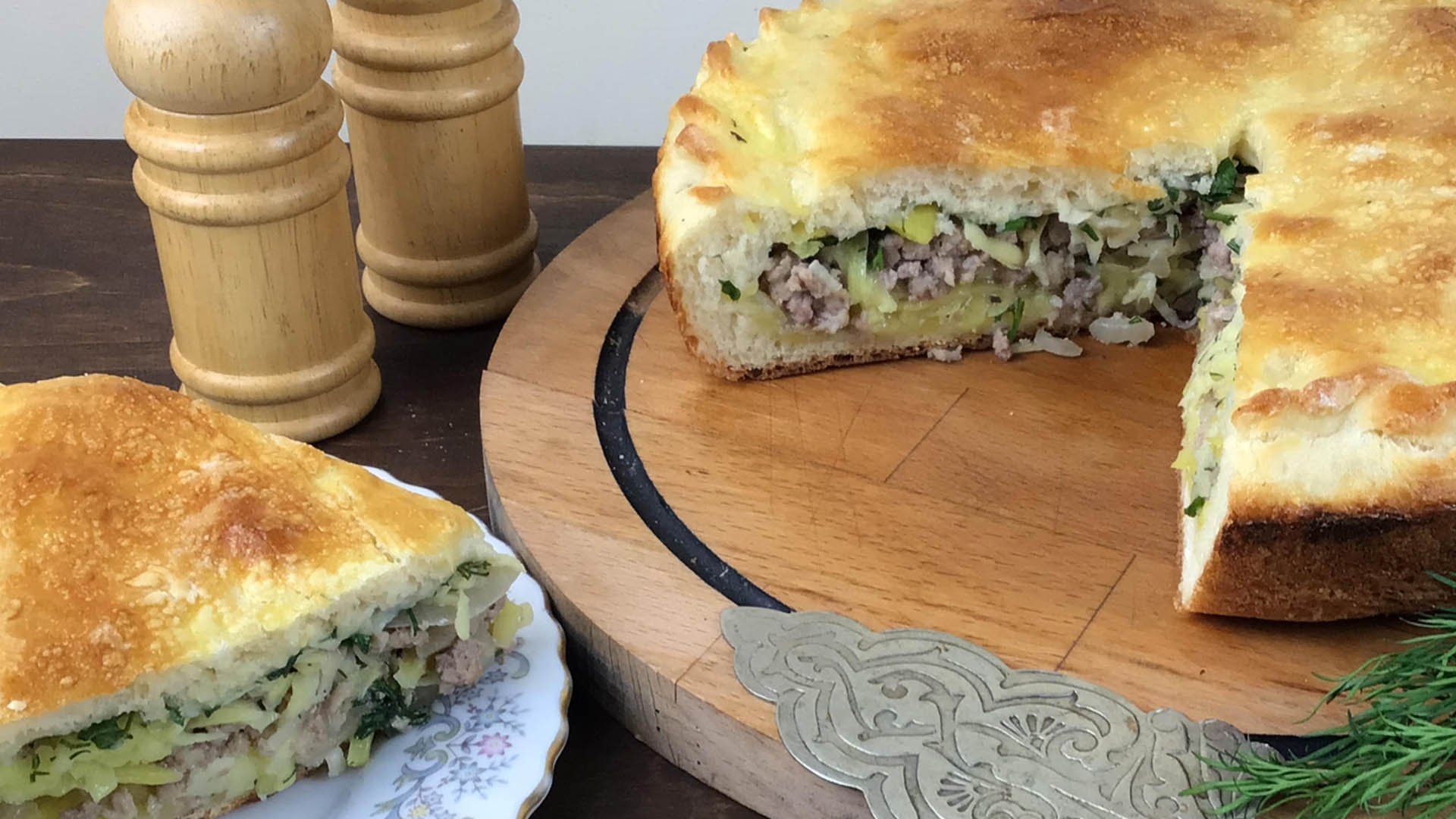 Вкуснейший пирог с начинкой, всего из двух ингредиентов – мяса и картошки.mp4