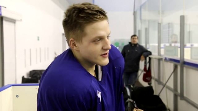 Хоккеисты «Югры» познакомились со следж хоккеистами.mp4