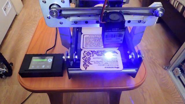 Автономный выжигатель визиток с автоподачей заготовок. Демонстрация работы.