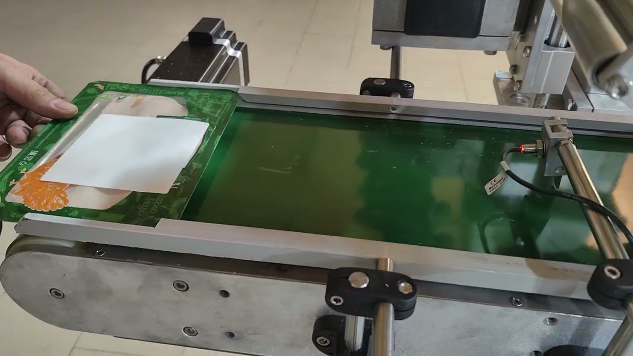 Наклеивание 2х этикеток на упаковку с нарезкой - Etikon.ru