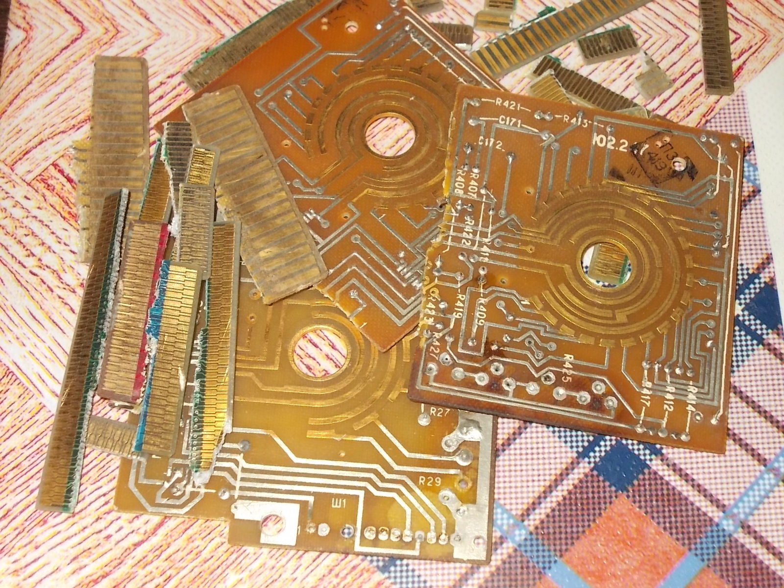 ЗОЛОТО С СОВЕТСКИХ ЛАМЕЛЕЙ. ТАК , "МЕЖДУ ДЕЛОМ "..) #аффинаж #гидразин #ламели #радиодетали