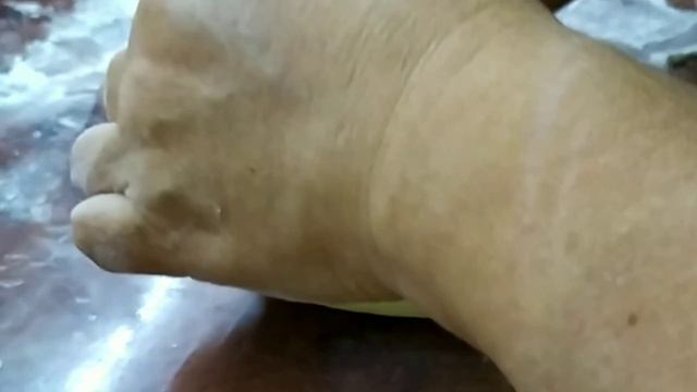 Пирожки с луком и яйцом из слоеного теста .