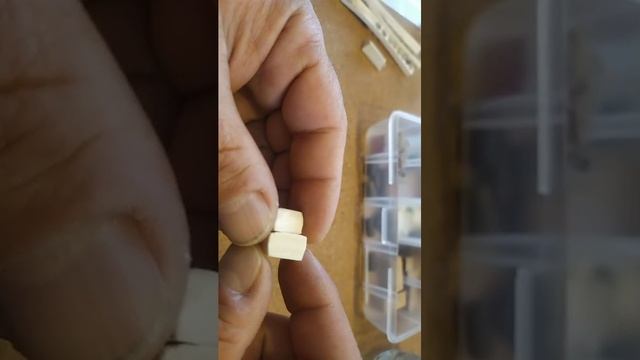 Бусины из кости (цевка) после отбеливания в растворе перекиси водорода.