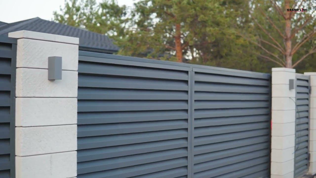 Забор жалюзи в заповеднике со столбами из блоков. Красивый забор.