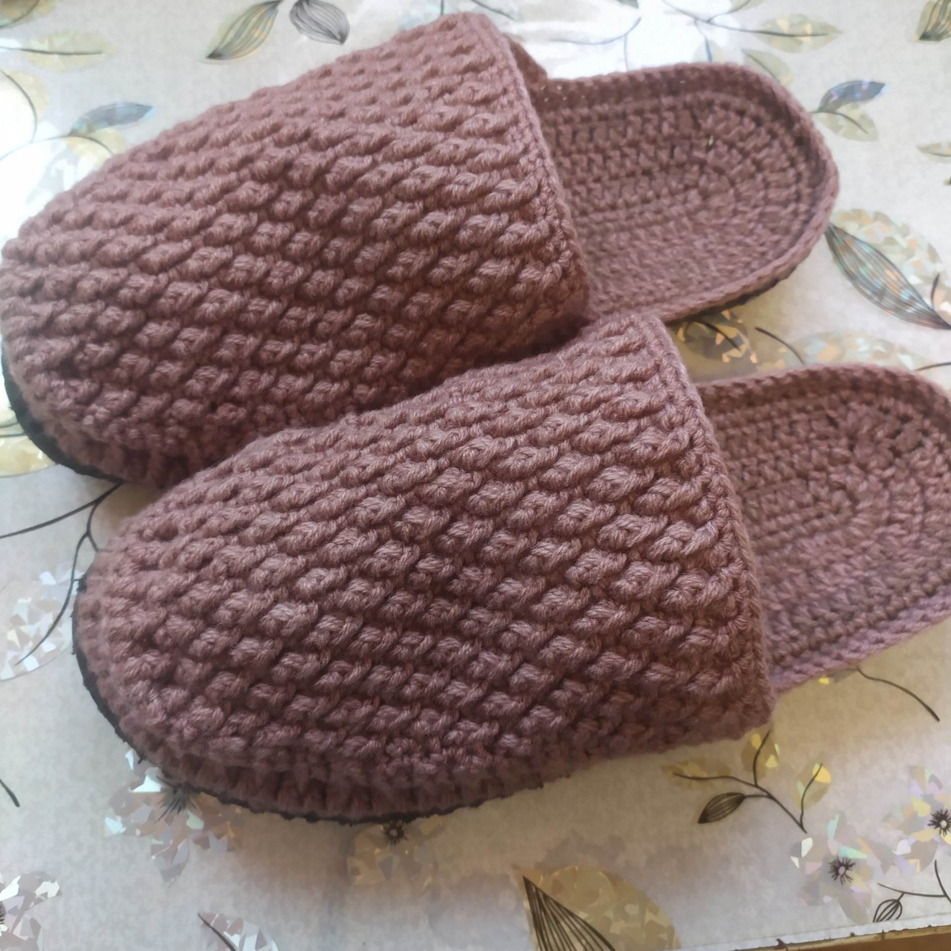 МУЖСКИЕ ТАПКИ НА ПОДОШВЕ . ВЯЗАНИЕ КРЮЧКОМ.