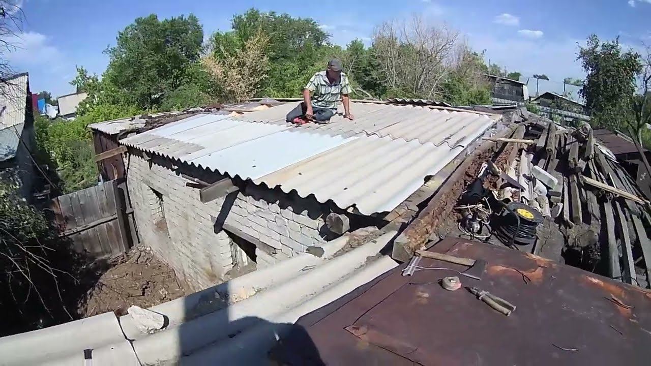 Крыша на курятник из говна и палок.