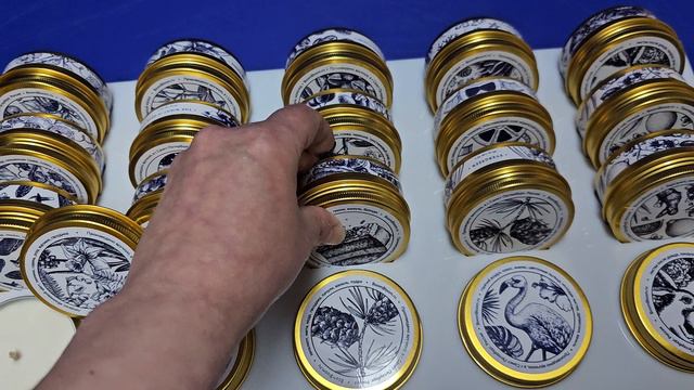 Промо стенд из акрила белого цвета, для представления товаров в витрине магазина.