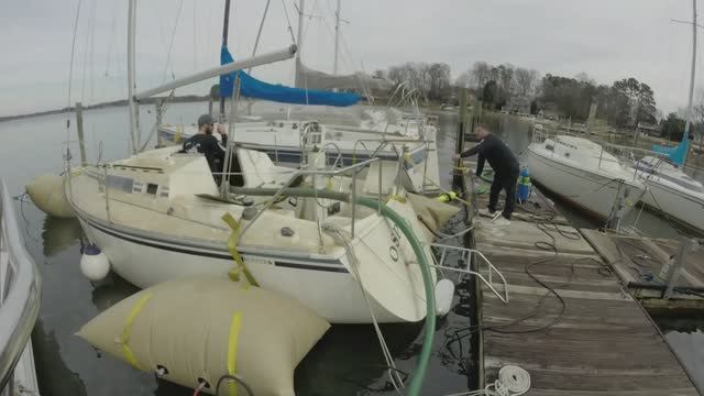 Спасательные операции - Подъем яхты, затонувшей у бонов, с помощью надувных понтонов