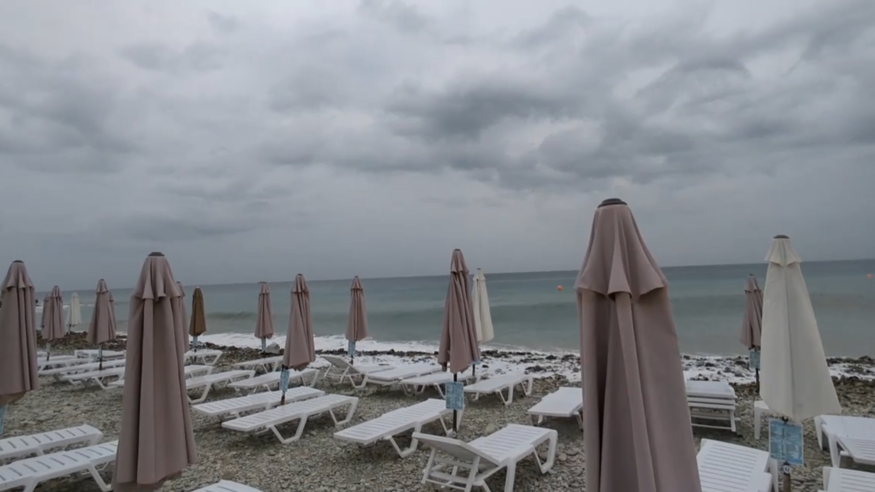 Геленджик, надвигается туча! Волны, накат, шум волн, красота моря!Пляж Улетный берег,погода хмурится