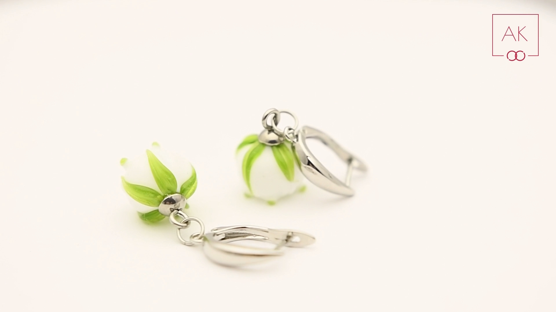 Серьги Эмили с белым цветком